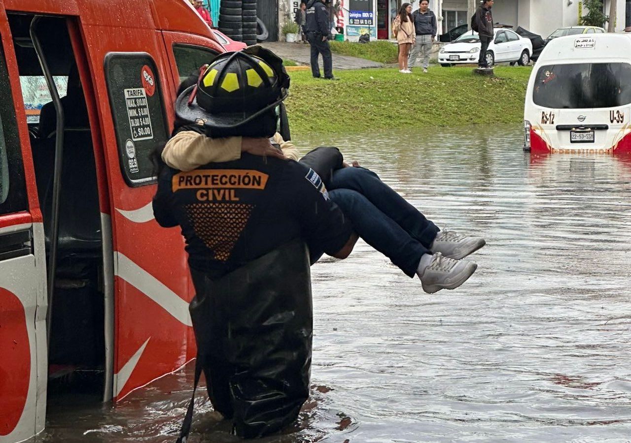 Se desborda el río Atoyac en el puente de México y deja severas inundaciones en la ciudad de Puebla