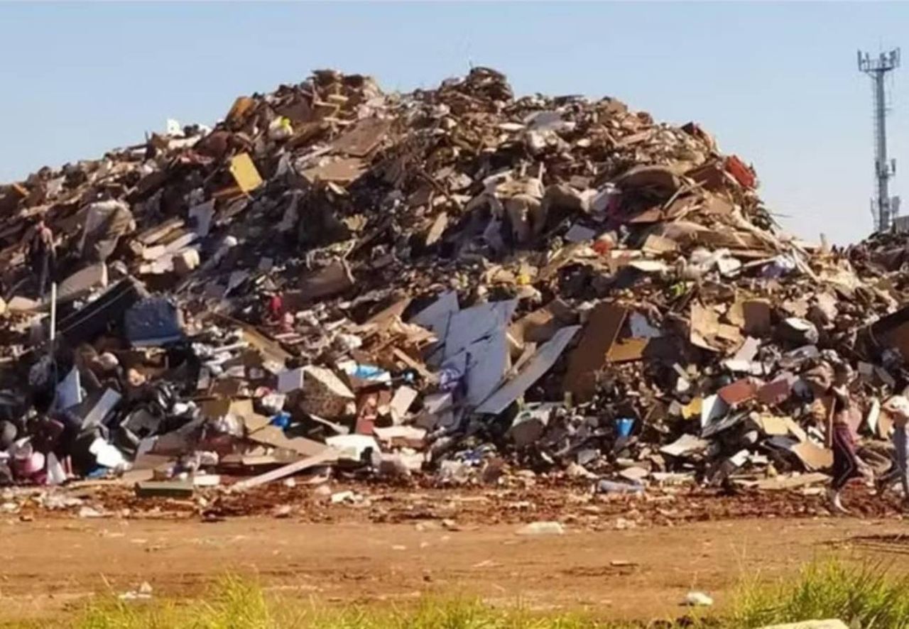 Sete meses após a enchente, 50 mil toneladas de lixo ainda aguardam um ...
