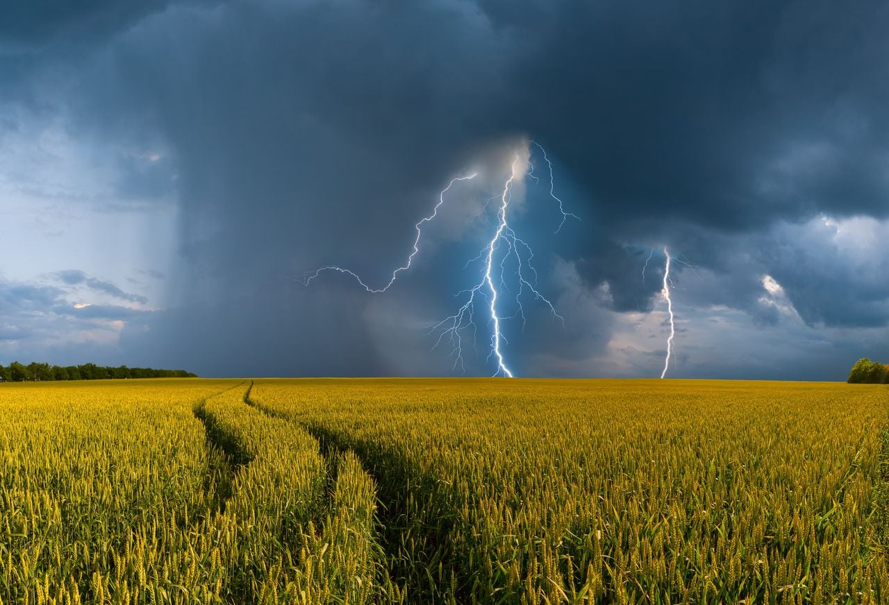 Severe Storms Spread Across Central and Southern Plains: Large Hail and ...