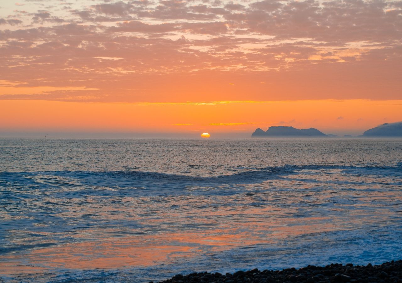 Si elle est alimentée par la pluie et les rivières d'eau douce ...