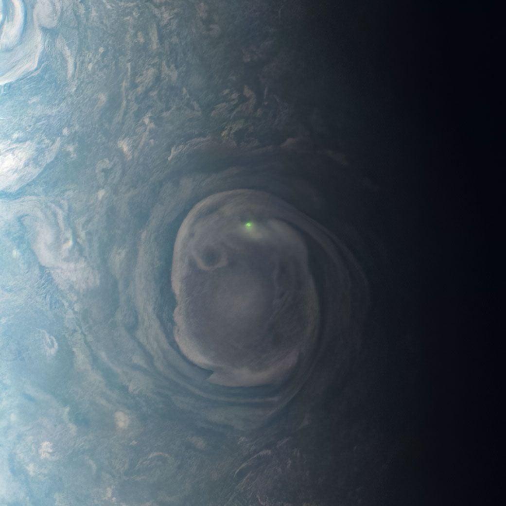 La sonda espacial Juno captura un rayo en Júpiter