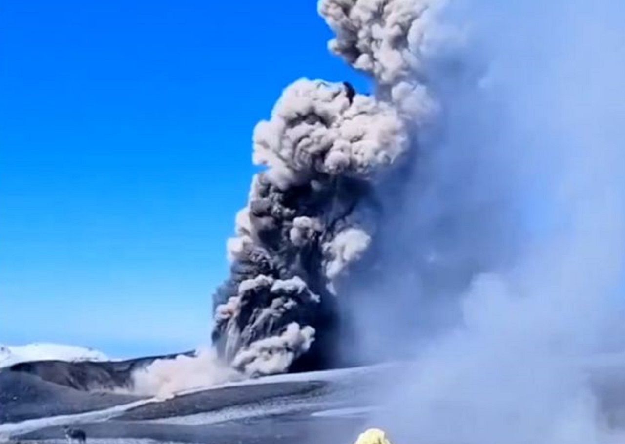 Spettacolare parossismo del vulcano Ebeko, in Russia: il video dell ...