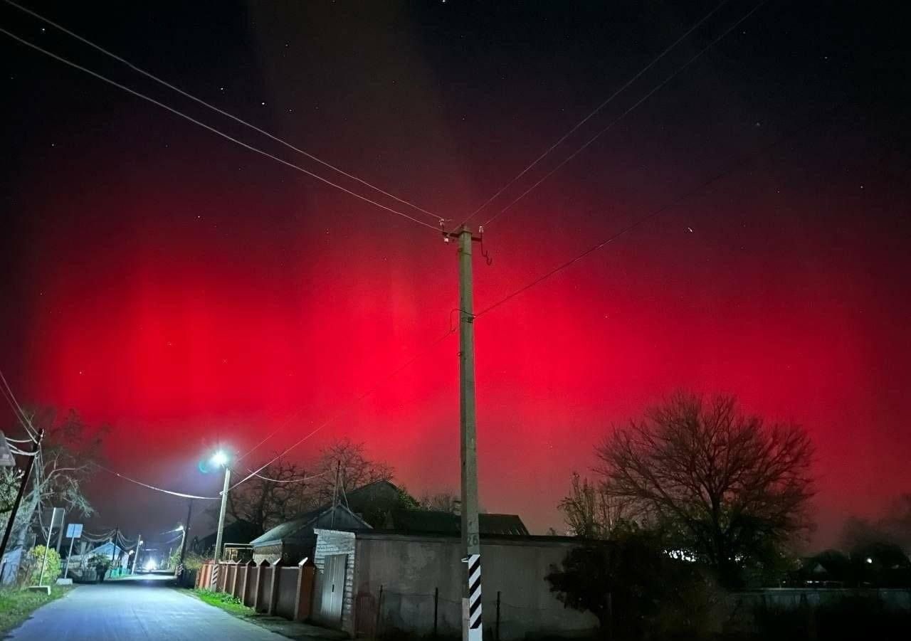 Storico evento di aurora boreale sui cieli italiani, avvistata persino ...
