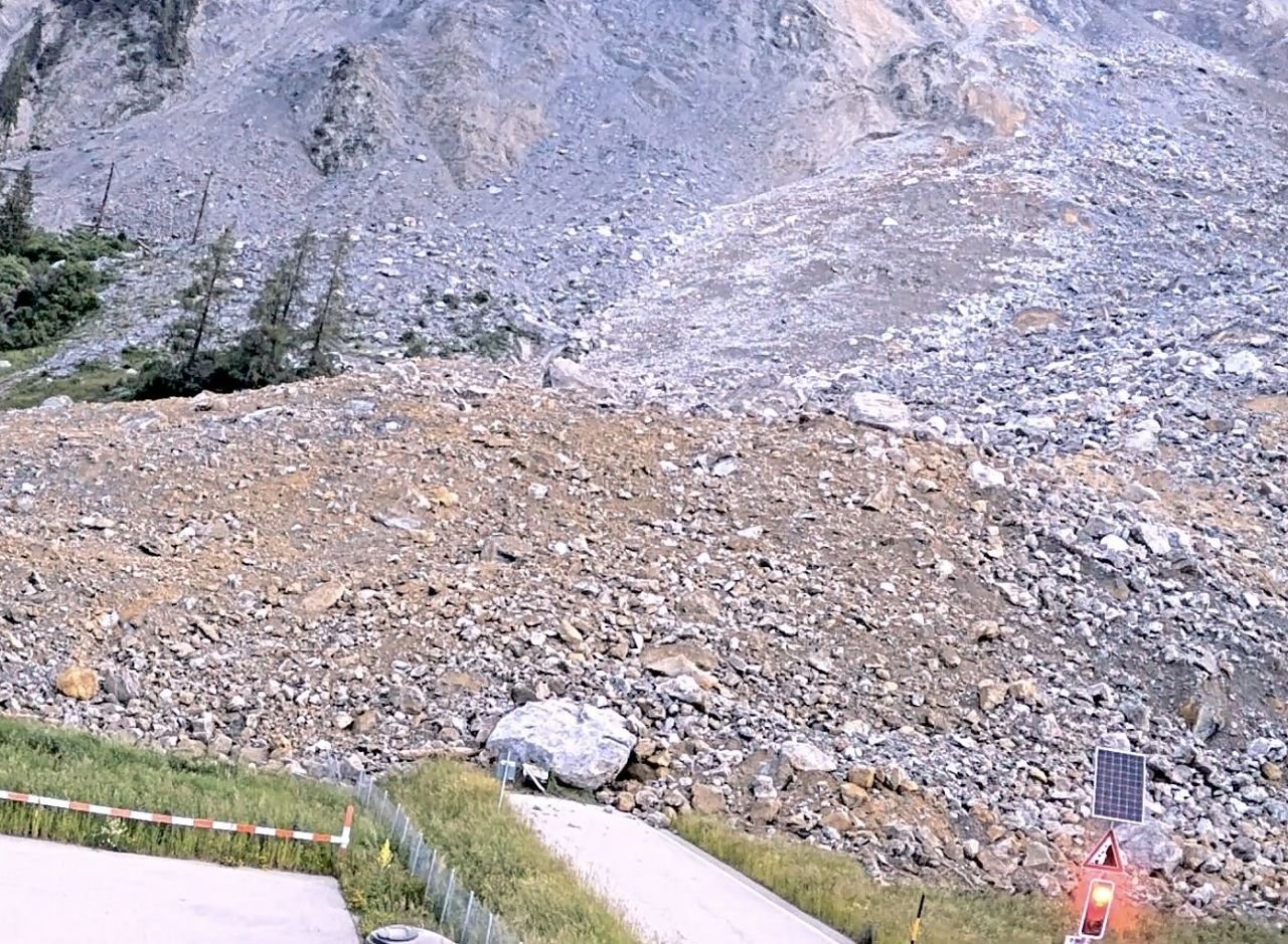 Se derrumba montaña en los alpes suizos y se salva de milagro el pueblo ...