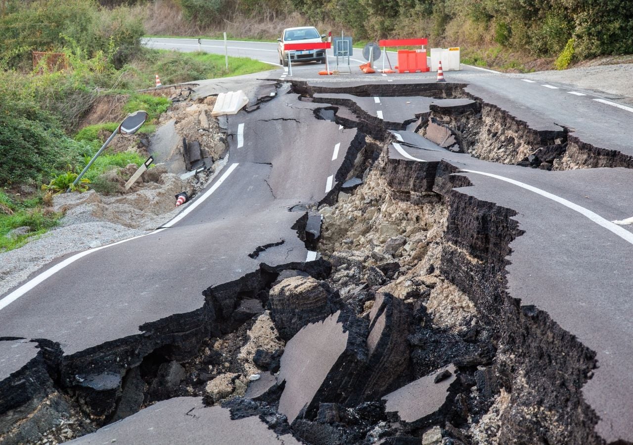 Earthquakes that never end: hidden damage detected in the heart of the ...