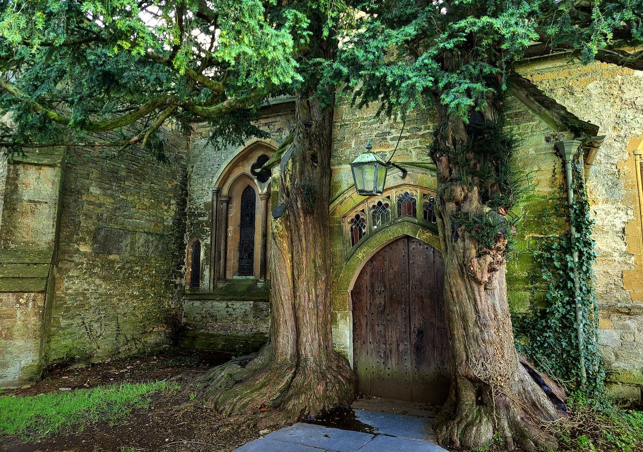 Statuen zur Erinnerung an Tolkien und seine Frau in einem Dorf in East ...