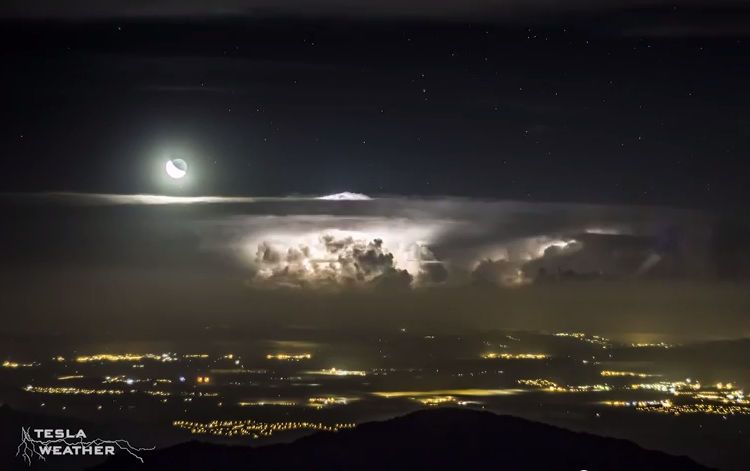 Tormenta, rayos y luna en un hermoso time-lapse