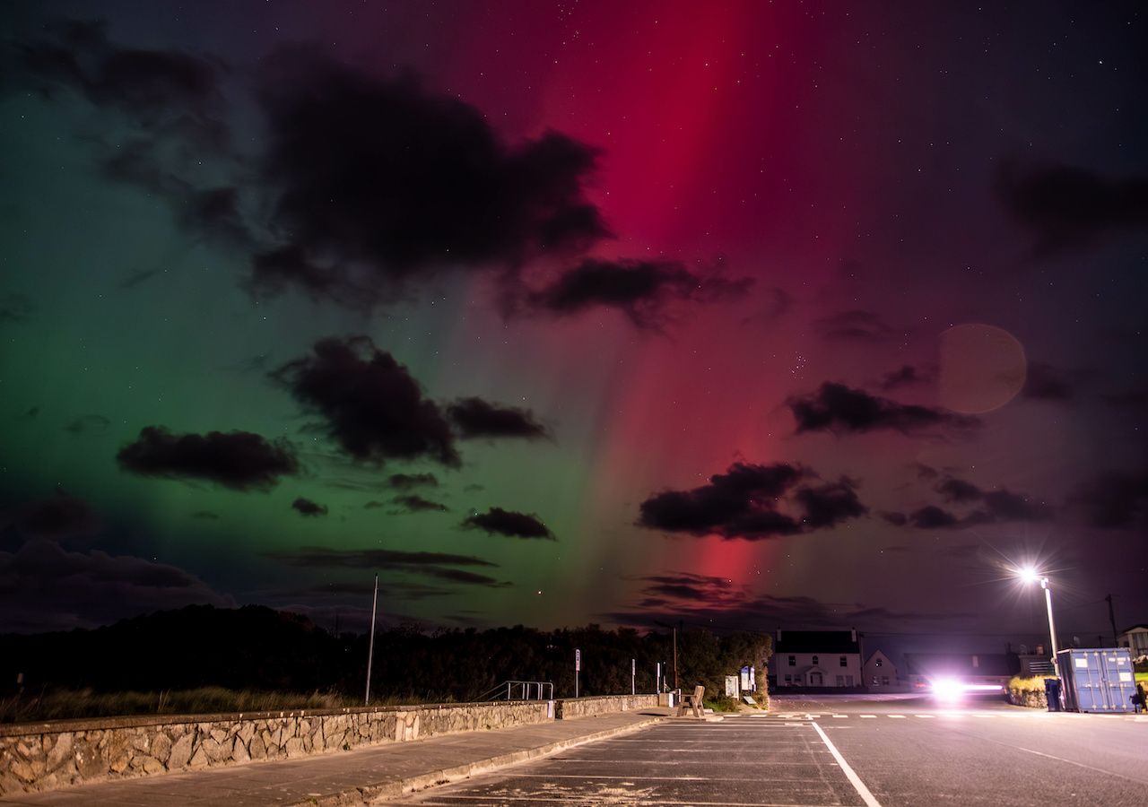 UK footage shows aurora and "unusual structure" after alerts and ...