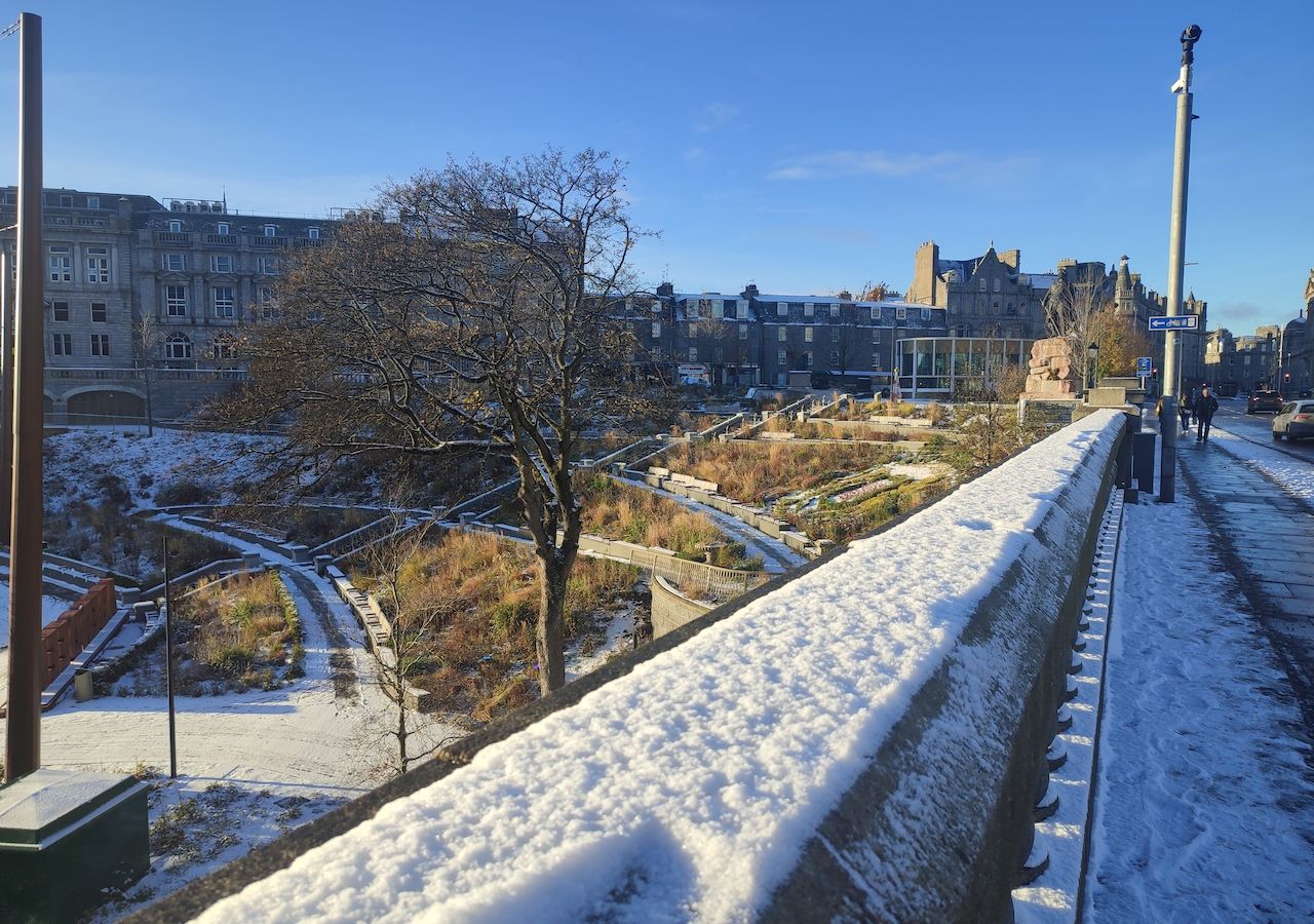 UK snow spreads across London to Aberdeen with record breaking stat for ...