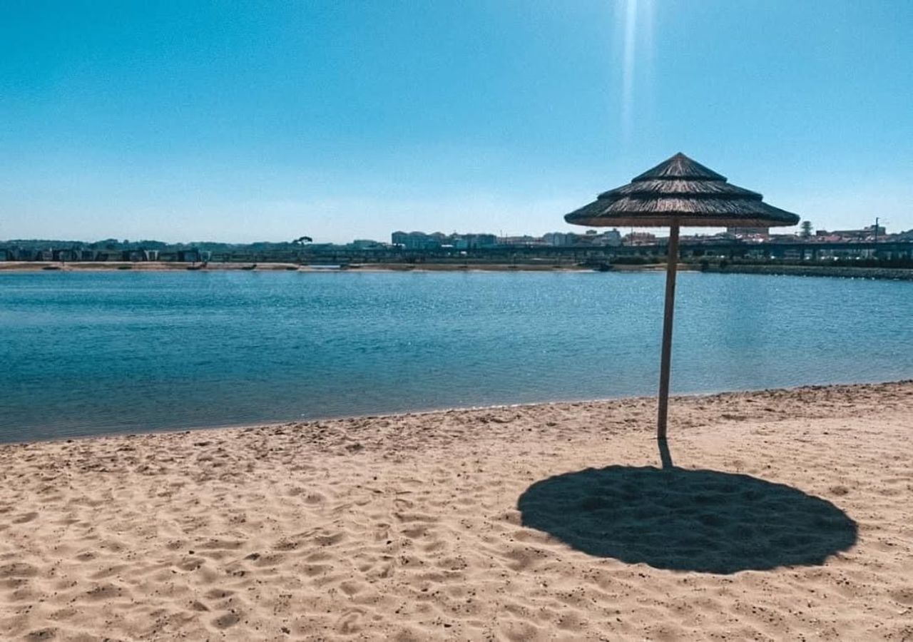 A beach without waves, with a natural spa and water at 25°C? It exists