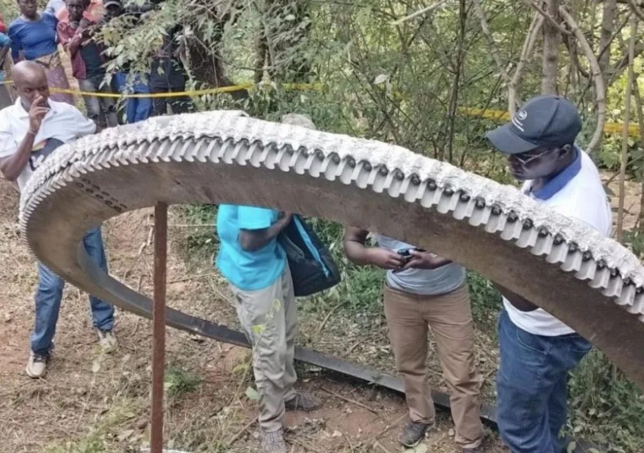 Un enorme e intrigante anillo metálico de 500 kilos cayó del cielo en un pueblo de Kenia: crece ...