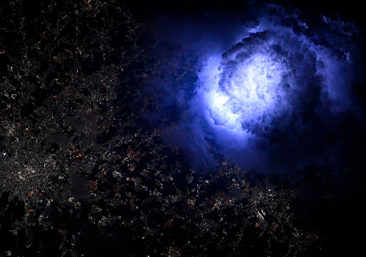 Una astronauta de la NASA logra una foto única de una tormenta ...