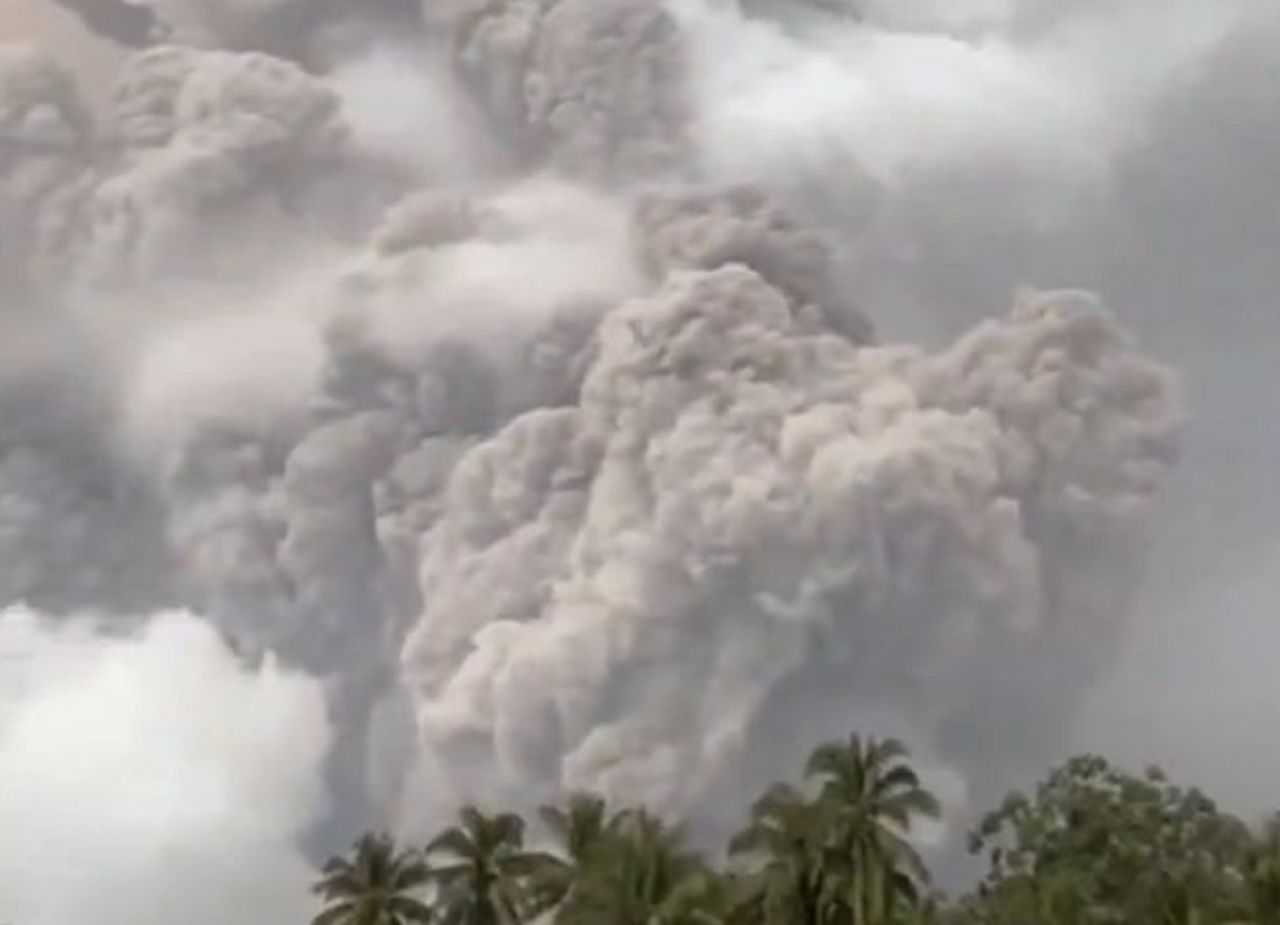 Impresionante erupción del volcán Ruang, Indonesia: miles de rayos detectados y una columna de ...