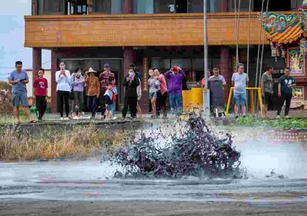Video sorprendente: un volcán de lodo entra en erupción en el condado ...