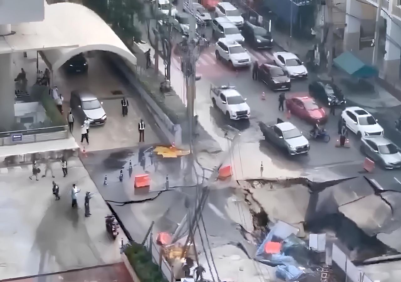 Vídeo: ¡Terror en Tailandia! La tierra se abre en un descomunal socavón ...