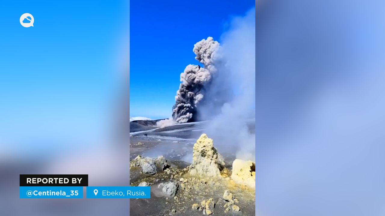 Kraftvoller Eruptionsimpuls am Vulkan Ebeko, Russland.
