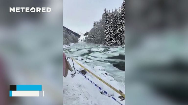 "Tsunami" of water and ice on a river in Xinjiang, China